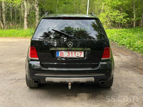 Черный Мерседес МЛ 320 2006 в Рига, объемом двигателя 3.00 л и пробегом 0 тыс. км за 3799 €, фото 4 на AUTOMOTO.COM.LV
