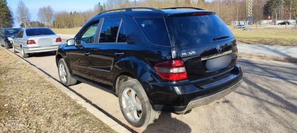 Melns Mercedes-Benz ML 320 2006 Viļņa, ar dzinēja tilpumu 3.00 L un nobraukumu 250 tūkst. km par 4000 €, foto 4 vietnē AUTOMOTO.COM.LV