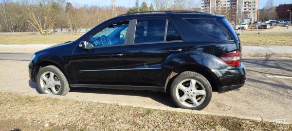 Melns Mercedes-Benz ML 320 2006 Viļņa, ar dzinēja tilpumu 3.00 L un nobraukumu 250 tūkst. km par 4000 €, foto 5 vietnē AUTOMOTO.COM.LV