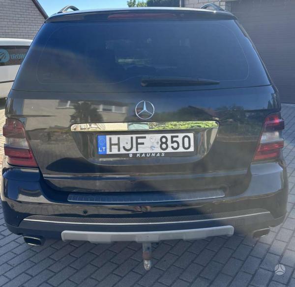 Melns Mercedes-Benz ML 320 2006 Jurbarkas, ar dzinēja tilpumu 2.99 L un nobraukumu 383 tūkst. km par 4400 €, foto 5 vietnē AUTOMOTO.COM.LV