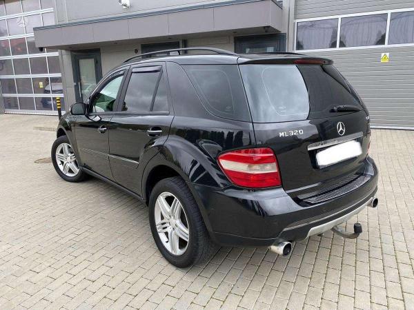 Black Mercedes-Benz ML 320 2006 in Klaipeda, with an engine capacity of 2.99 L and mileage of 335 thousand km for 3950 €, photo 10 on AUTOMOTO.COM.LV