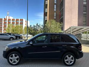 Black Mercedes-Benz ML 320 2006 in Riga, with an engine capacity of 3.00 L and mileage of 336 thousand km for 5490 €, photo 6 on AUTOMOTO.COM.LV