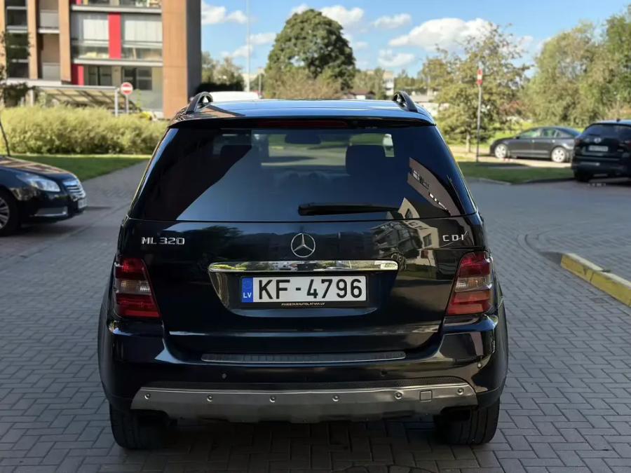 Black Mercedes-Benz ML 320 2006 in Riga, with an engine capacity of 3.00 L and mileage of 336 thousand km for 5490 €, photo 7 on AUTOMOTO.COM.LV