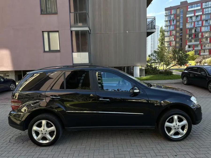 Black Mercedes-Benz ML 320 2006 in Riga, with an engine capacity of 3.00 L and mileage of 336 thousand km for 5490 €, photo 8 on AUTOMOTO.COM.LV