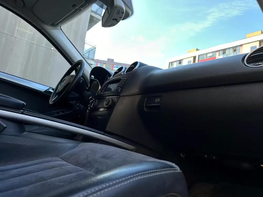 Black Mercedes-Benz ML 320 2006 in Riga, with an engine capacity of 3.00 L and mileage of 336 thousand km for 5490 €, photo 10 on AUTOMOTO.COM.LV