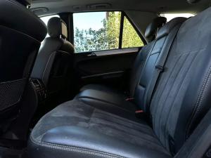 Black Mercedes-Benz ML 320 2006 in Riga, with an engine capacity of 3.00 L and mileage of 336 thousand km for 5490 €, photo 12 on AUTOMOTO.COM.LV