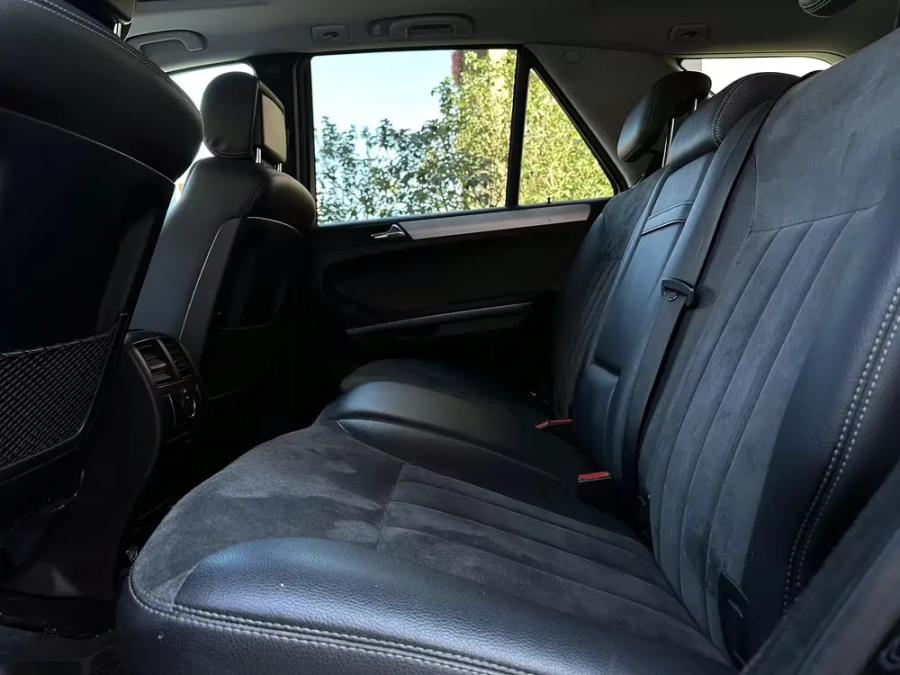 Black Mercedes-Benz ML 320 2006 in Riga, with an engine capacity of 3.00 L and mileage of 336 thousand km for 5490 €, photo 12 on AUTOMOTO.COM.LV