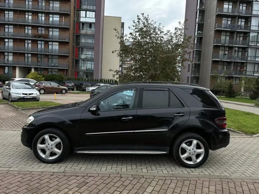 Black Mercedes-Benz ML 320 2006 in Riga, with an engine capacity of 3.00 L and mileage of 318 thousand km for 5390 €, photo 4 on AUTOMOTO.COM.LV