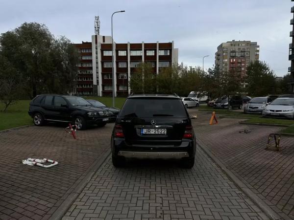 Melns Mercedes-Benz ML 320 2006 Rīga, ar dzinēja tilpumu 3.00 L un nobraukumu 318 tūkst. km par 5390 €, foto 4 vietnē AUTOMOTO.COM.LV