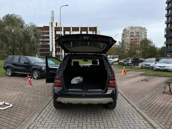 Melns Mercedes-Benz ML 320 2006 Rīga, ar dzinēja tilpumu 3.00 L un nobraukumu 318 tūkst. km par 5390 €, foto 7 vietnē AUTOMOTO.COM.LV