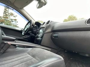 Black Mercedes-Benz ML 320 2006 in Riga, with an engine capacity of 3.00 L and mileage of 318 thousand km for 5390 €, photo 9 on AUTOMOTO.COM.LV