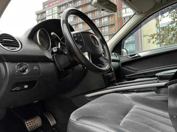 Melns Mercedes-Benz ML 320 2006 Rīga, ar dzinēja tilpumu 3.00 L un nobraukumu 318 tūkst. km par 5390 €, foto 10 vietnē AUTOMOTO.COM.LV