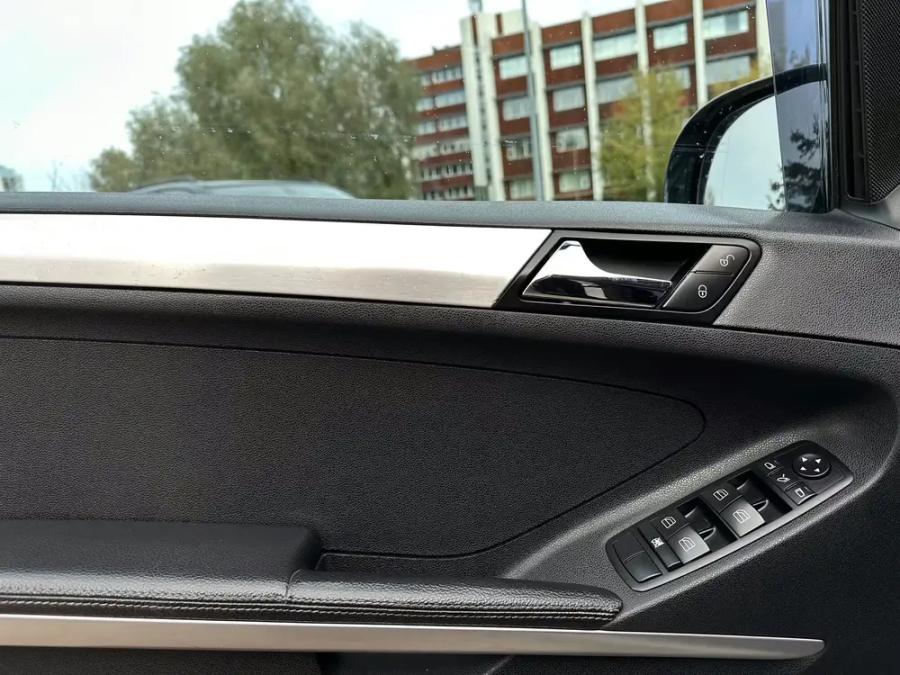 Black Mercedes-Benz ML 320 2006 in Riga, with an engine capacity of 3.00 L and mileage of 318 thousand km for 5390 €, photo 15 on AUTOMOTO.COM.LV