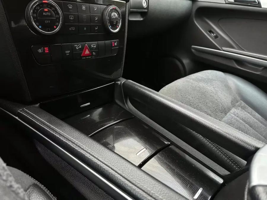 Black Mercedes-Benz ML 320 2006 in Riga, with an engine capacity of 3.00 L and mileage of 318 thousand km for 5390 €, photo 18 on AUTOMOTO.COM.LV