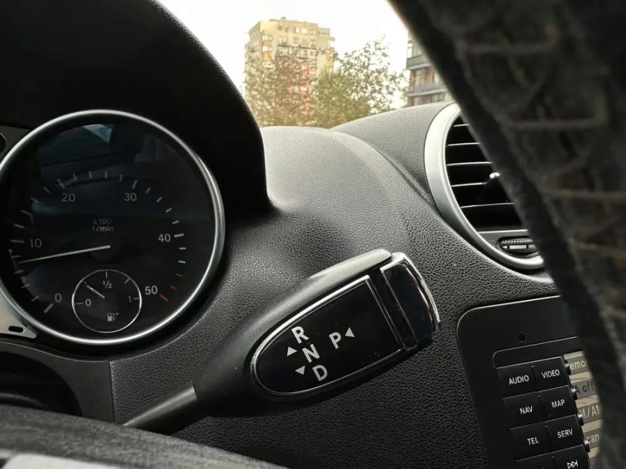 Black Mercedes-Benz ML 320 2006 in Riga, with an engine capacity of 3.00 L and mileage of 318 thousand km for 5390 €, photo 22 on AUTOMOTO.COM.LV