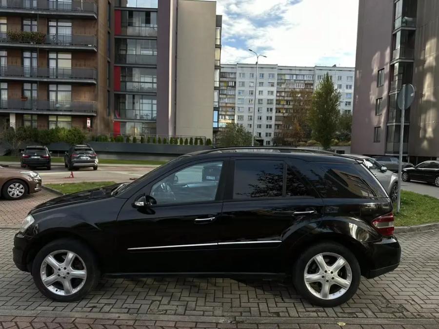 Melns Mercedes-Benz ML 320 2006 Rīga, ar dzinēja tilpumu 3.00 L un nobraukumu 379 tūkst. km par 4890 €, foto 5 vietnē AUTOMOTO.COM.LV