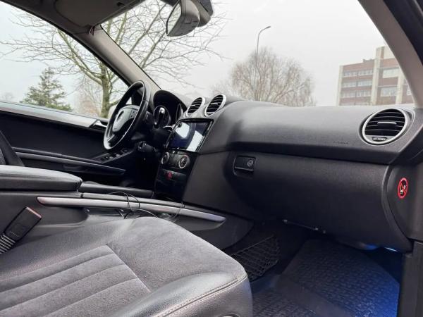 Melns Mercedes-Benz ML 320 2006 Rīga, ar dzinēja tilpumu 3.00 L un nobraukumu 371 tūkst. km par 4790 €, foto 8 vietnē AUTOMOTO.COM.LV