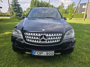Black Mercedes-Benz ML 320 2006 in Jurbarkas, with an engine capacity of 3.00 L and mileage of 290 thousand km for 4300 €, photo 4 on AUTOMOTO.COM.LV