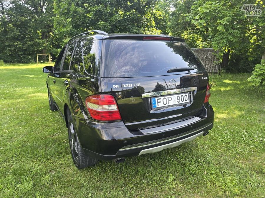 Black Mercedes-Benz ML 320 2006 in Jurbarkas, with an engine capacity of 3.00 L and mileage of 290 thousand km for 4300 €, photo 6 on AUTOMOTO.COM.LV