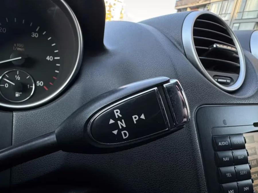 Melns Mercedes-Benz ML 320 2006 Rīga, ar dzinēja tilpumu 3.00 L un nobraukumu 365 tūkst. km par 4990 €, foto 19 vietnē AUTOMOTO.COM.LV