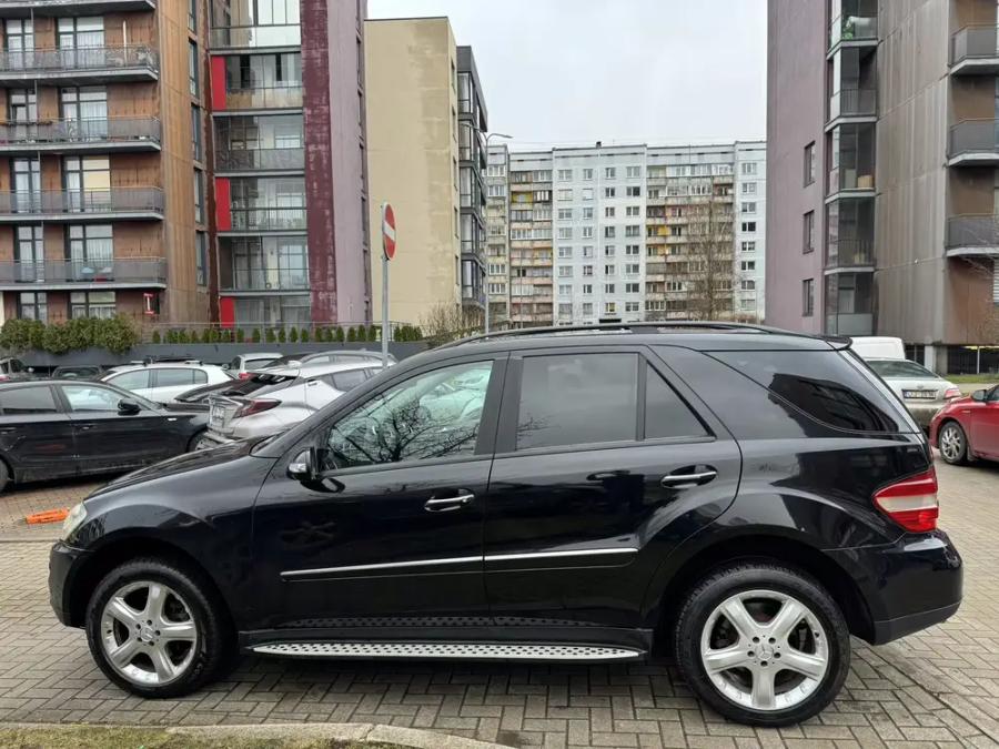 Black Mercedes-Benz ML 320 2006 in Riga, with an engine capacity of 3.00 L and mileage of 363 thousand km for 5990 €, photo 5 on AUTOMOTO.COM.LV