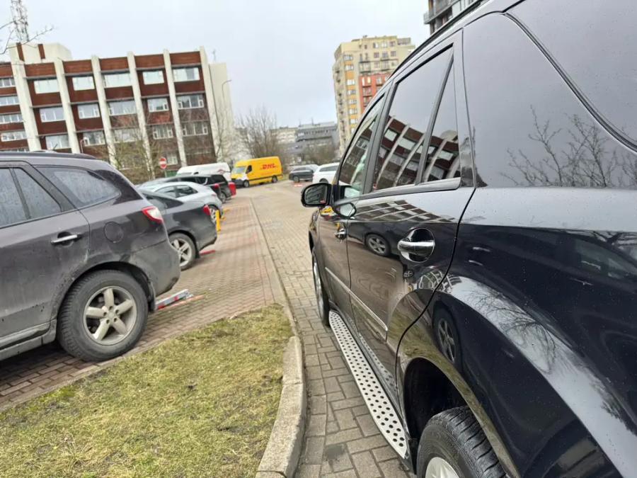 Black Mercedes-Benz ML 320 2006 in Riga, with an engine capacity of 3.00 L and mileage of 363 thousand km for 5990 €, photo 6 on AUTOMOTO.COM.LV