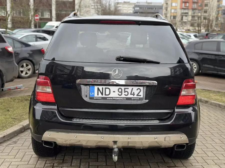 Black Mercedes-Benz ML 320 2006 in Riga, with an engine capacity of 3.00 L and mileage of 363 thousand km for 5990 €, photo 7 on AUTOMOTO.COM.LV