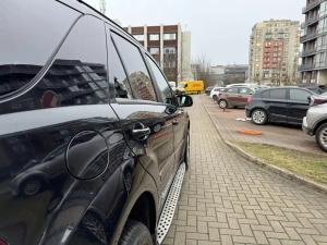 Black Mercedes-Benz ML 320 2006 in Riga, with an engine capacity of 3.00 L and mileage of 363 thousand km for 5990 €, photo 9 on AUTOMOTO.COM.LV
