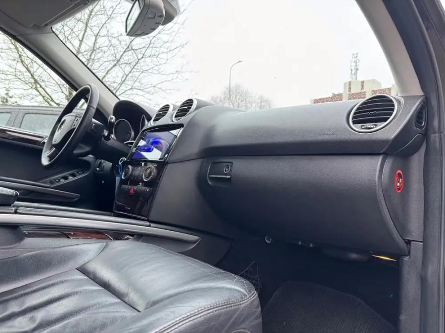 Black Mercedes-Benz ML 320 2006 in Riga, with an engine capacity of 3.00 L and mileage of 363 thousand km for 5990 €, photo 12 on AUTOMOTO.COM.LV