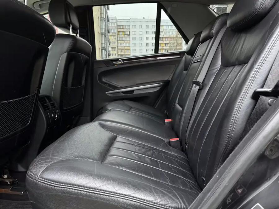 Black Mercedes-Benz ML 320 2006 in Riga, with an engine capacity of 3.00 L and mileage of 363 thousand km for 5990 €, photo 13 on AUTOMOTO.COM.LV