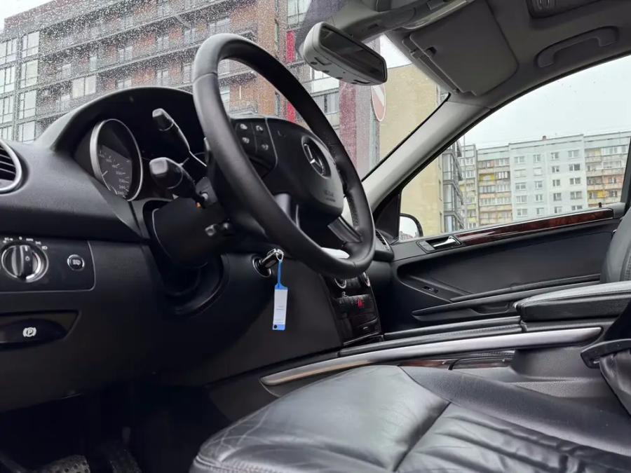 Black Mercedes-Benz ML 320 2006 in Riga, with an engine capacity of 3.00 L and mileage of 363 thousand km for 5990 €, photo 15 on AUTOMOTO.COM.LV