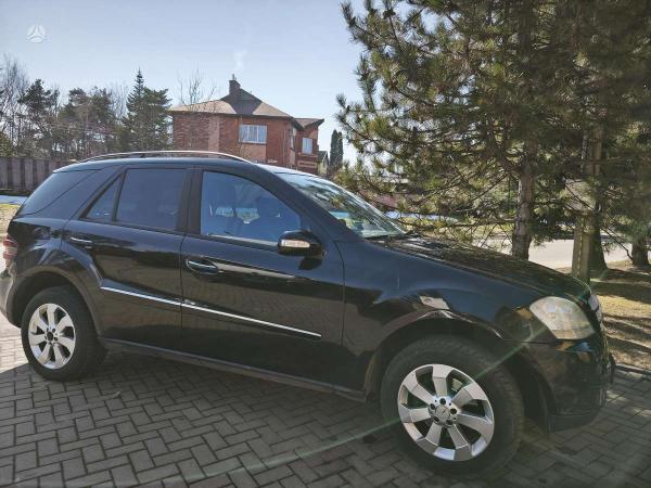 Black Mercedes-Benz ML 320 2006 in Panevezys, with an engine capacity of 2.99 L and mileage of 403 thousand km for 5500 €, photo 3 on AUTOMOTO.COM.LV