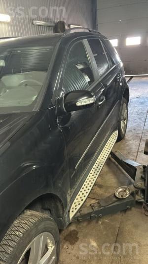 Black Mercedes-Benz ML 320 2006 in Liepaja, with an engine capacity of 3.20 L and mileage of 336 thousand km for 2500 €, photo 4 on AUTOMOTO.COM.LV