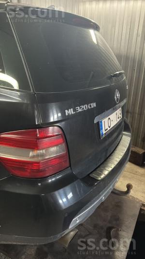 Black Mercedes-Benz ML 320 2006 in Liepaja, with an engine capacity of 3.20 L and mileage of 336 thousand km for 2500 €, photo 6 on AUTOMOTO.COM.LV