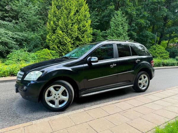 Melns Mercedes-Benz ML 320 2006 Viļņa, ar dzinēja tilpumu 3.00 L un nobraukumu 280 tūkst. km par 3950 €, foto 1 vietnē AUTOMOTO.COM.LV