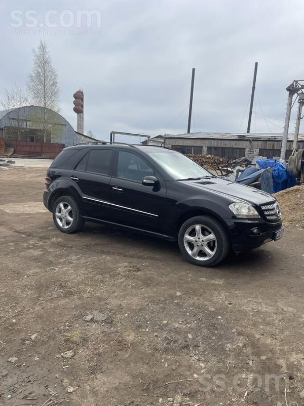 Melns Mercedes-Benz ML 320 2006 Rēzekne, ar dzinēja tilpumu 3.00 L un nobraukumu 325 tūkst. km par 5400 €, foto 2 vietnē AUTOMOTO.COM.LV