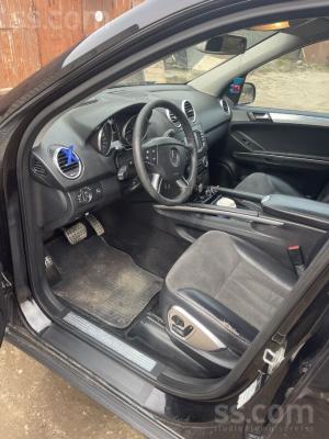 Black Mercedes-Benz ML 320 2006 in Rezekne, with an engine capacity of 3.00 L and mileage of 325 thousand km for 4800 €, photo 8 on AUTOMOTO.COM.LV