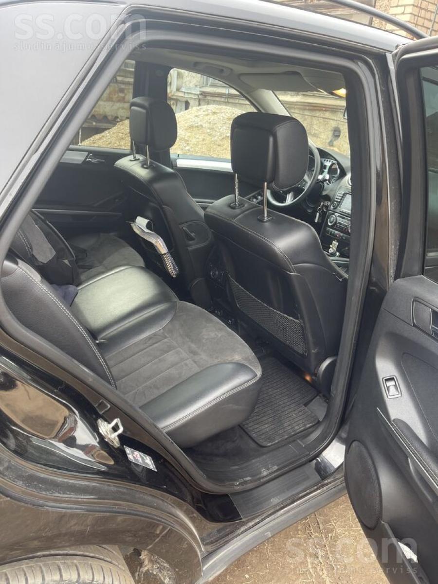 Black Mercedes-Benz ML 320 2006 in Rezekne, with an engine capacity of 3.00 L and mileage of 325 thousand km for 4800 €, photo 11 on AUTOMOTO.COM.LV