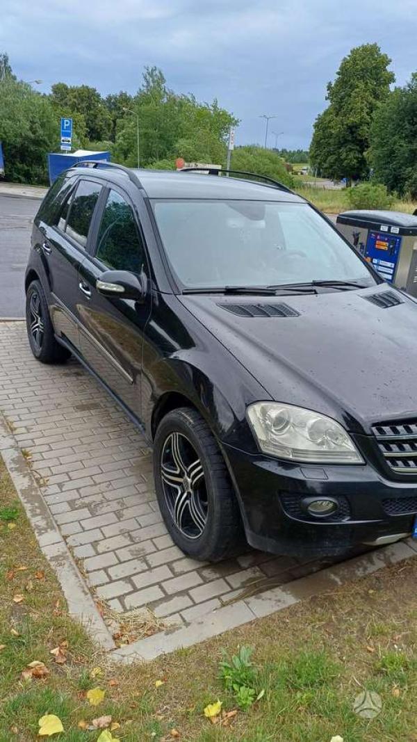Melns Mercedes-Benz ML 320 2006 Trakai, ar dzinēja tilpumu 2.99 L un nobraukumu 427 tūkst. km par 4950 €, foto 1 vietnē AUTOMOTO.COM.LV