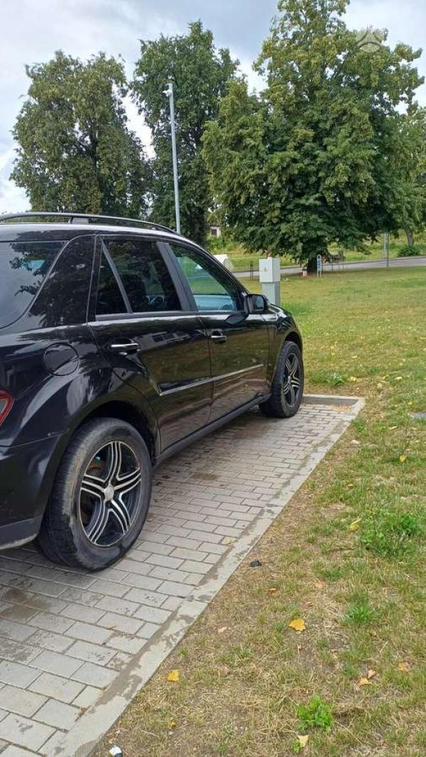 Melns Mercedes-Benz ML 320 2006 Trakai, ar dzinēja tilpumu 2.99 L un nobraukumu 427 tūkst. km par 4950 €, foto 2 vietnē AUTOMOTO.COM.LV