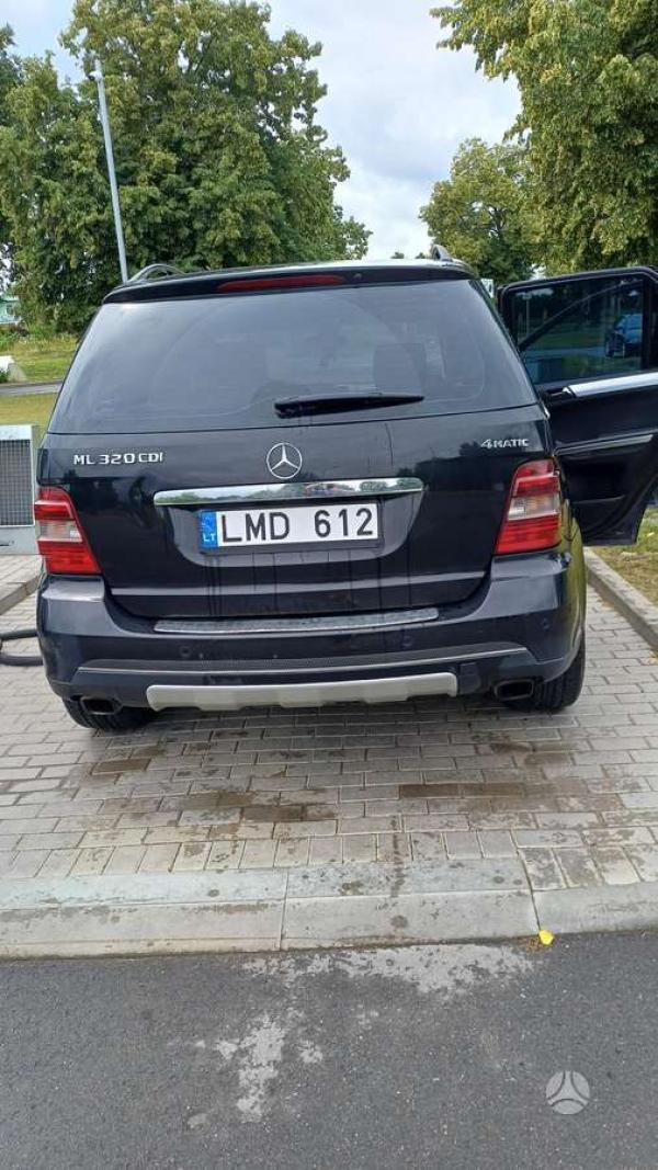 Melns Mercedes-Benz ML 320 2006 Trakai, ar dzinēja tilpumu 2.99 L un nobraukumu 427 tūkst. km par 4950 €, foto 5 vietnē AUTOMOTO.COM.LV