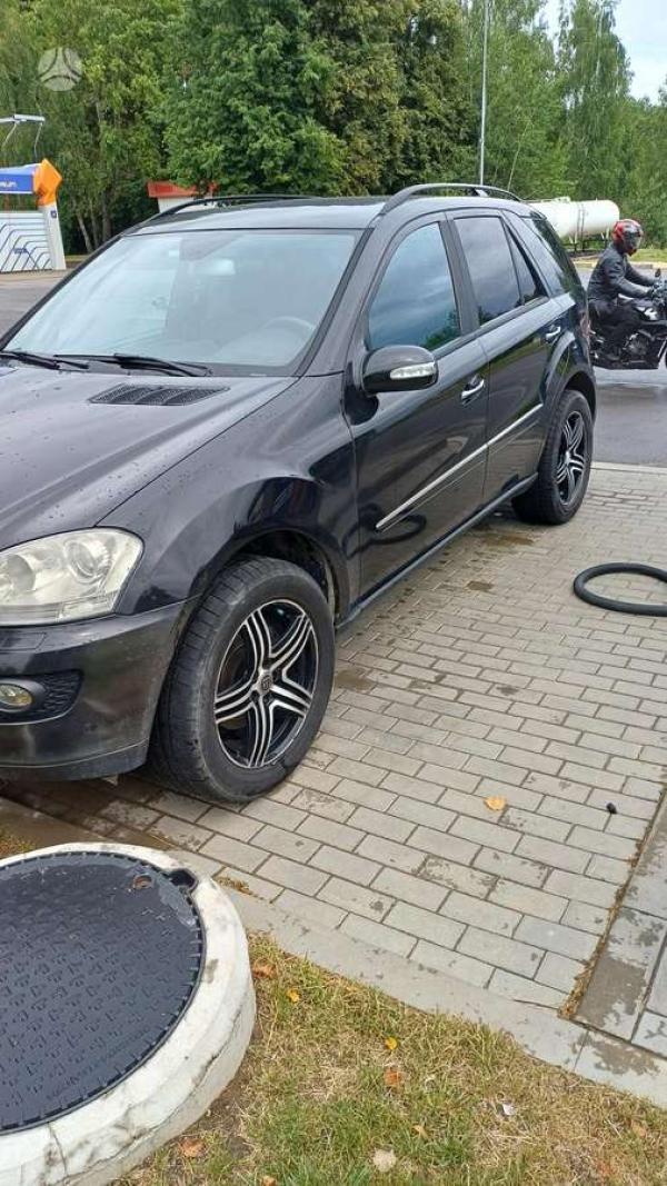 Melns Mercedes-Benz ML 320 2006 Trakai, ar dzinēja tilpumu 2.99 L un nobraukumu 427 tūkst. km par 4950 €, foto 7 vietnē AUTOMOTO.COM.LV
