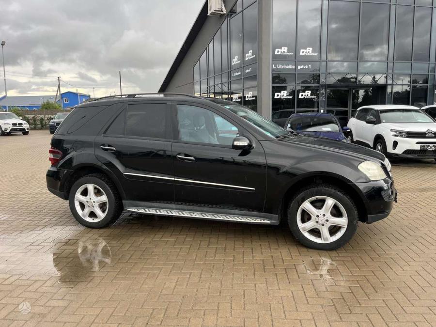 Black Mercedes-Benz ML 320 2006 in Taurage, with an engine capacity of 2.99 L and mileage of 513 thousand km for 3500 €, photo 5 on AUTOMOTO.COM.LV