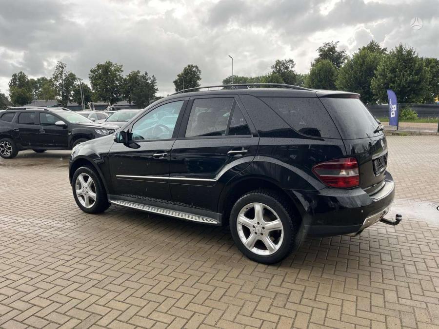 Black Mercedes-Benz ML 320 2006 in Taurage, with an engine capacity of 2.99 L and mileage of 513 thousand km for 3500 €, photo 12 on AUTOMOTO.COM.LV