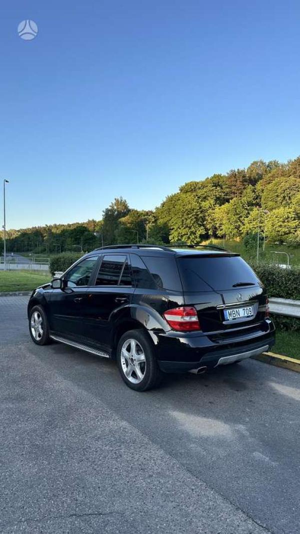 Melns Mercedes-Benz ML 320 2006 Viļņa, ar dzinēja tilpumu 3.00 L un nobraukumu 380 tūkst. km par 2999 €, foto 2 vietnē AUTOMOTO.COM.LV