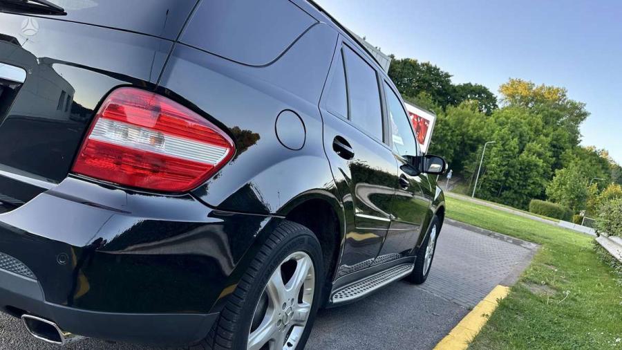 Black Mercedes-Benz ML 320 2006 in Vilnius, with an engine capacity of 3.00 L and mileage of 380 thousand km for 2999 €, photo 4 on AUTOMOTO.COM.LV