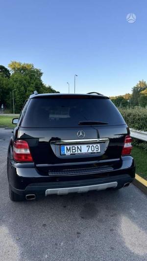 Black Mercedes-Benz ML 320 2006 in Vilnius, with an engine capacity of 3.00 L and mileage of 380 thousand km for 2999 €, photo 5 on AUTOMOTO.COM.LV