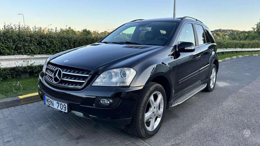 Black Mercedes-Benz ML 320 2006 in Vilnius, with an engine capacity of 3.00 L and mileage of 380 thousand km for 2999 €, photo 6 on AUTOMOTO.COM.LV