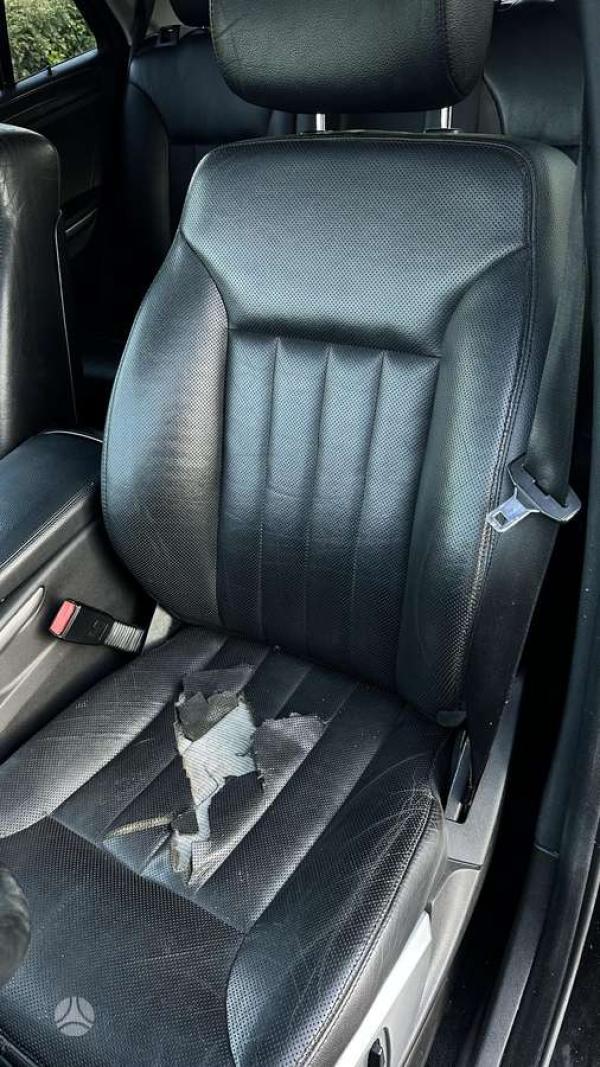 Melns Mercedes-Benz ML 320 2006 Viļņa, ar dzinēja tilpumu 3.00 L un nobraukumu 380 tūkst. km par 2999 €, foto 6 vietnē AUTOMOTO.COM.LV