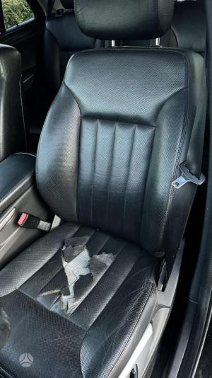 Black Mercedes-Benz ML 320 2006 in Vilnius, with an engine capacity of 3.00 L and mileage of 380 thousand km for 2999 €, photo 7 on AUTOMOTO.COM.LV
